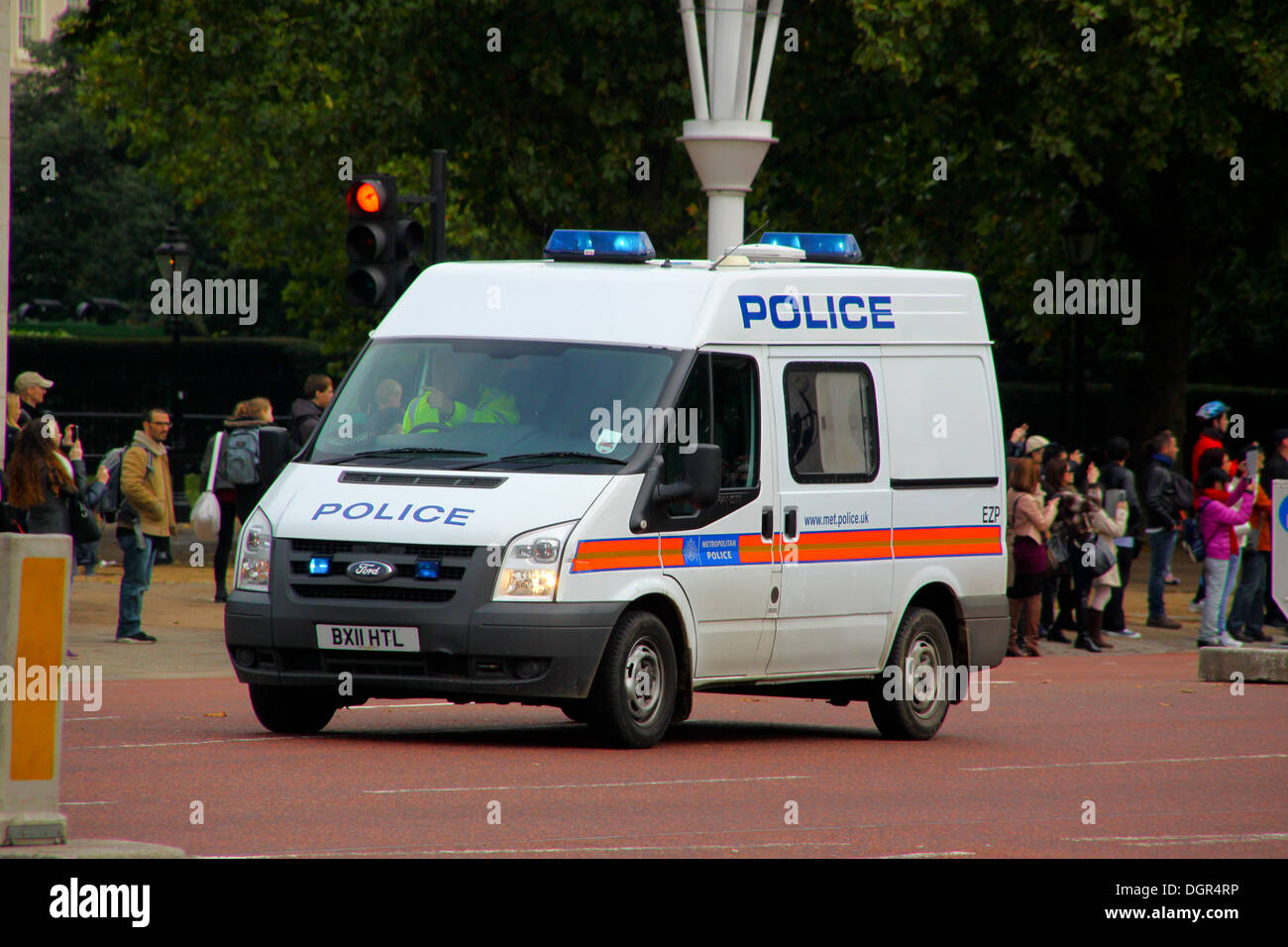 Metropolitan Police van outside Buckingham Palace Stock Photo - Alamy