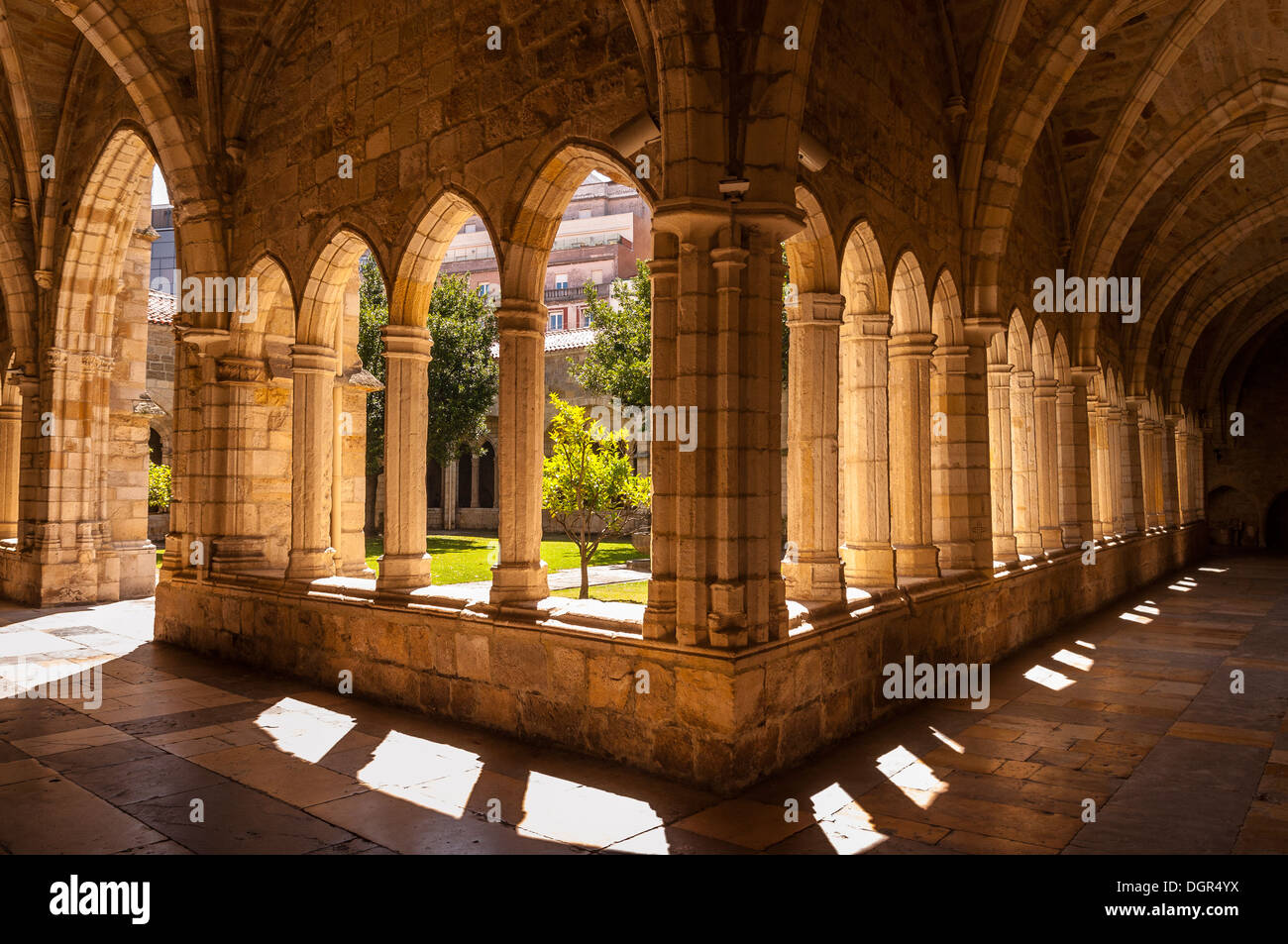 Claustro de la Catedral de Nuestra Señora de la Asunción de Santander ...