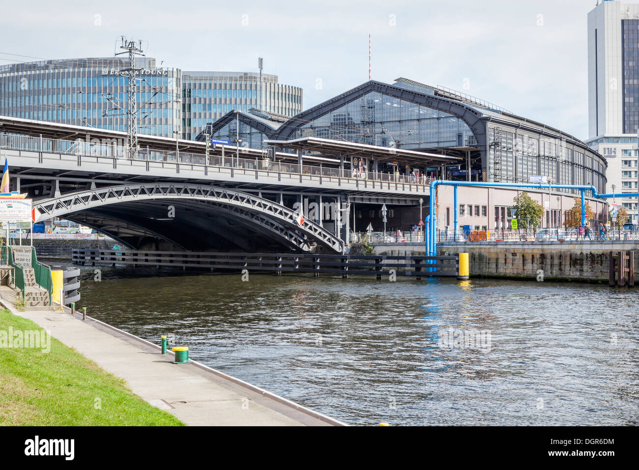 Double decker rail pedestrian bridge hi-res stock photography and ...
