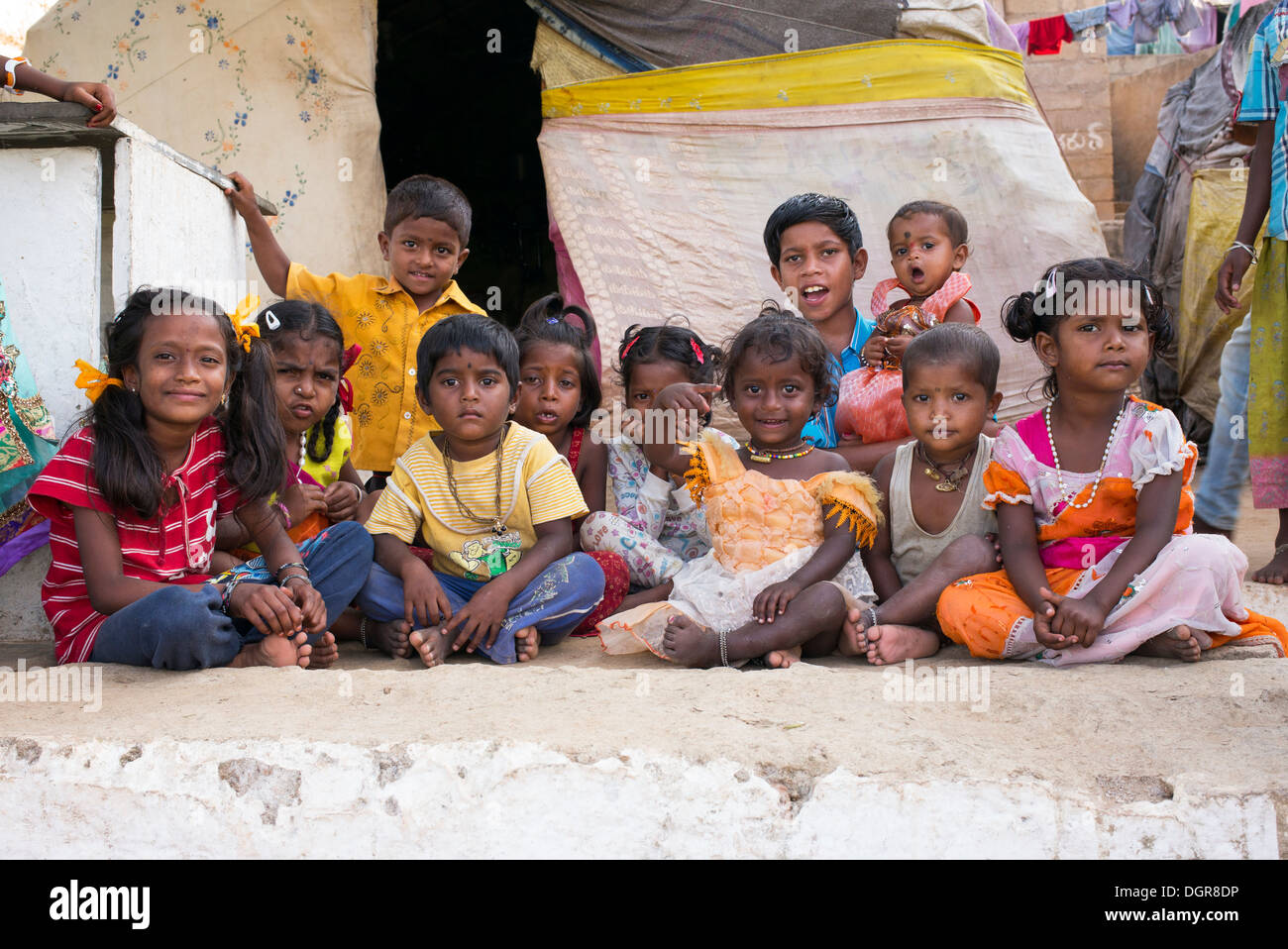 Poor children group india hi-res stock photography and images - Alamy