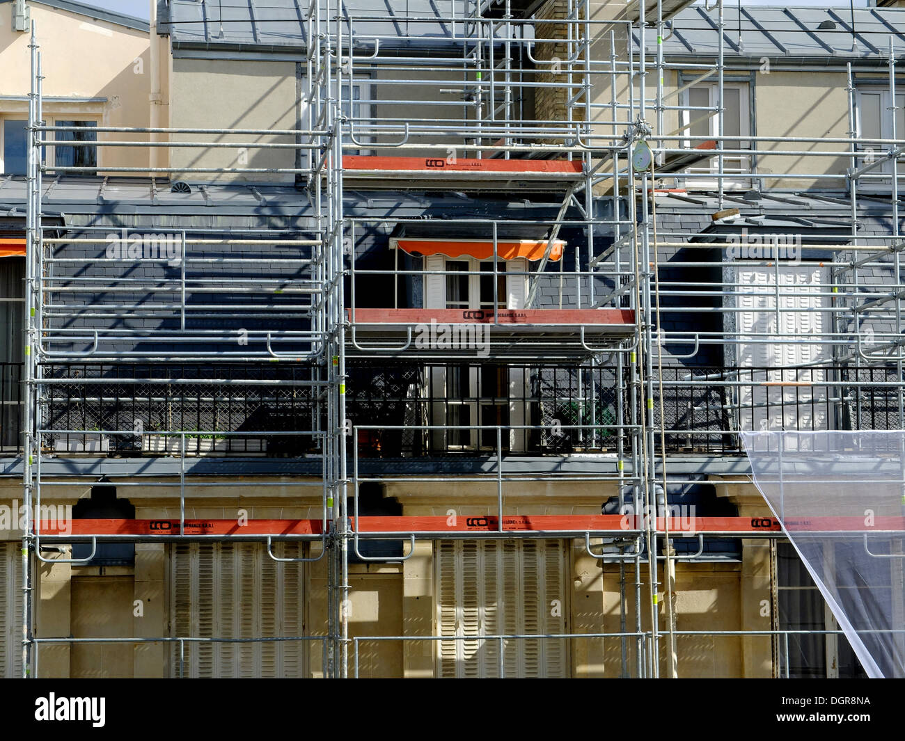 Installation of scaffolding for cleaning front Haussmann building,Paris ...