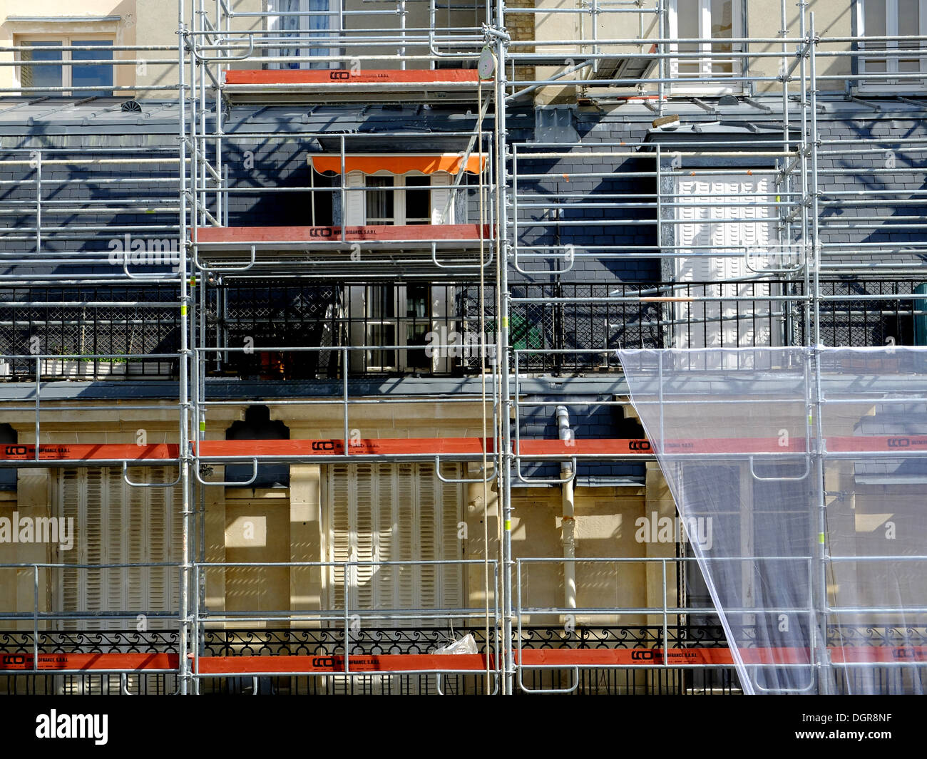 Installation of scaffolding for cleaning front Haussmann building,Paris ...