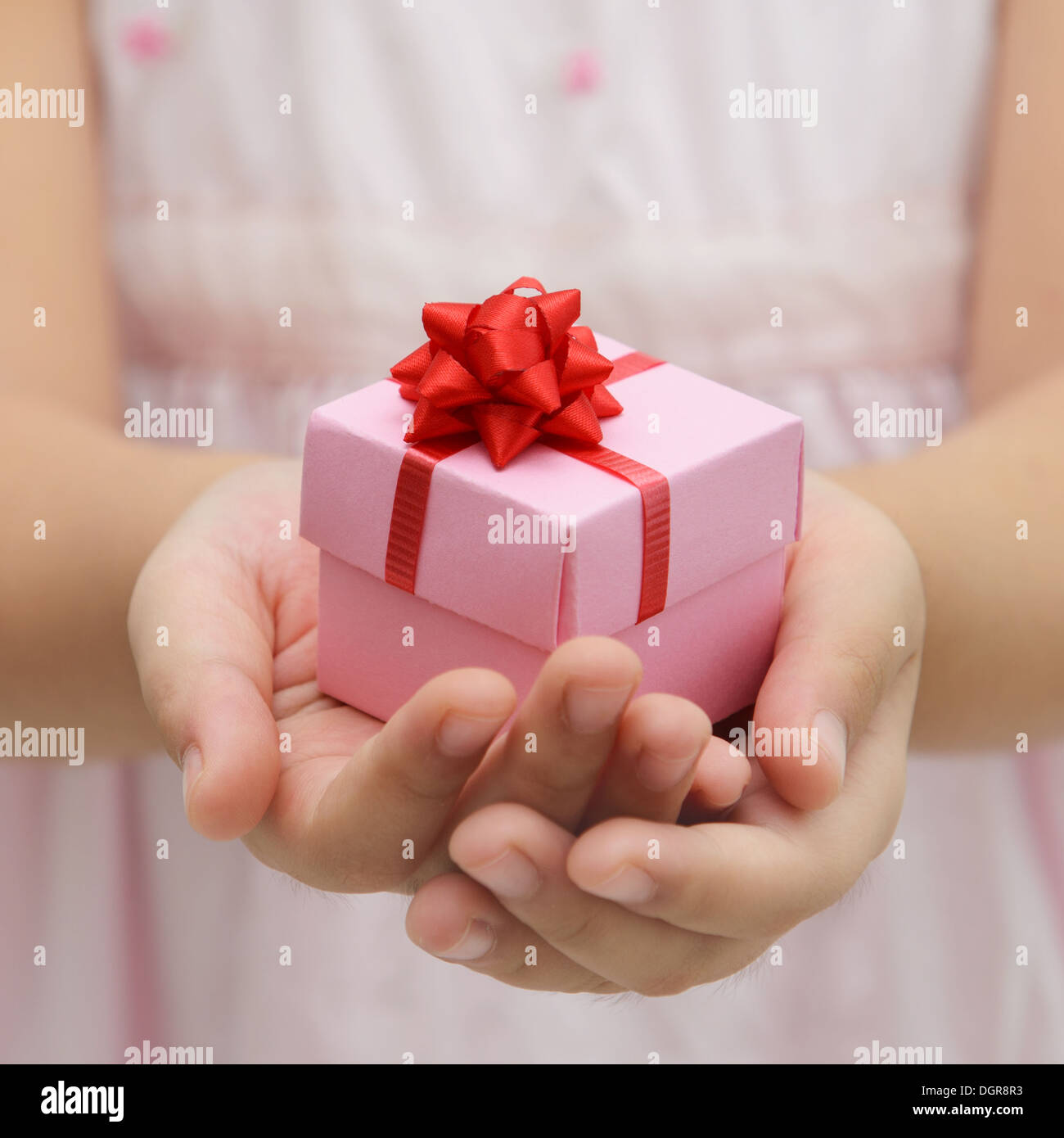Hand hold gift box wedding hi-res stock photography and images - Alamy