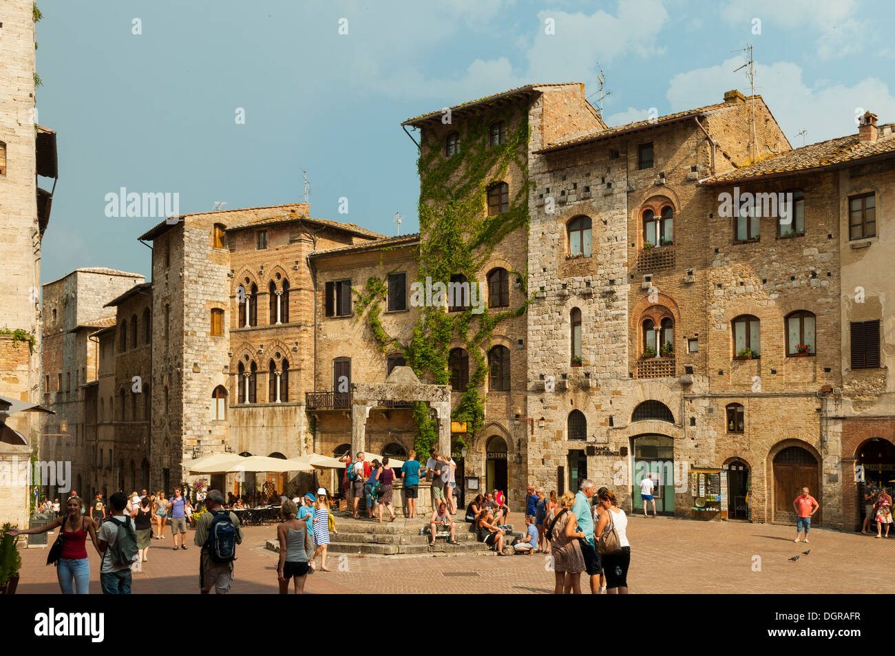 Piazza della Cisterna, San Gimignano, Tuscany, Italy Stock Photo - Alamy
