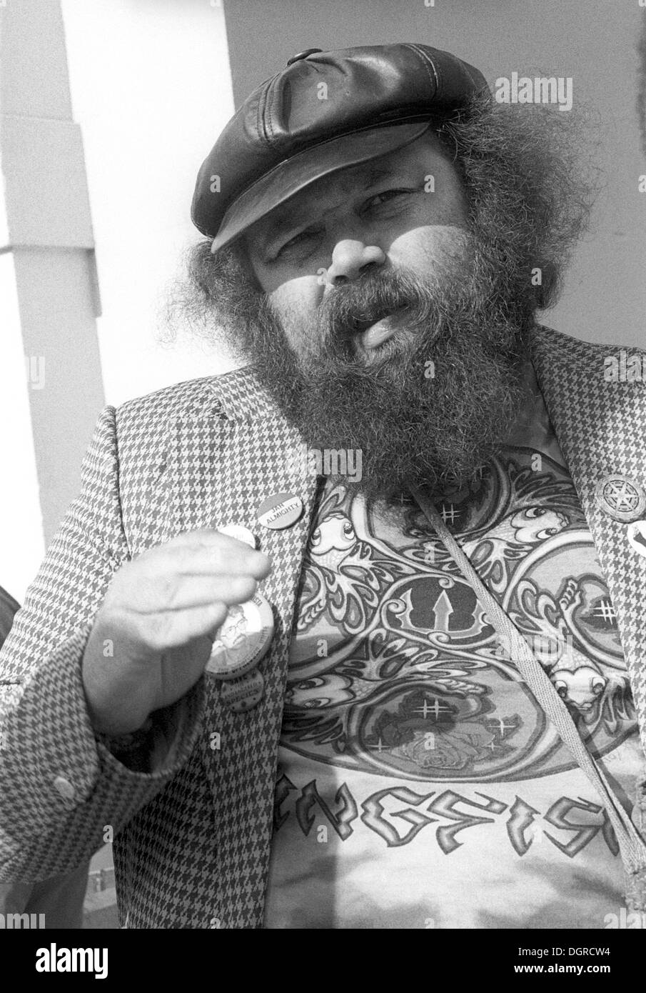 New York, NY 18 Oct 1986 - Yippie Pieman Pot head Aron Kay counter ...