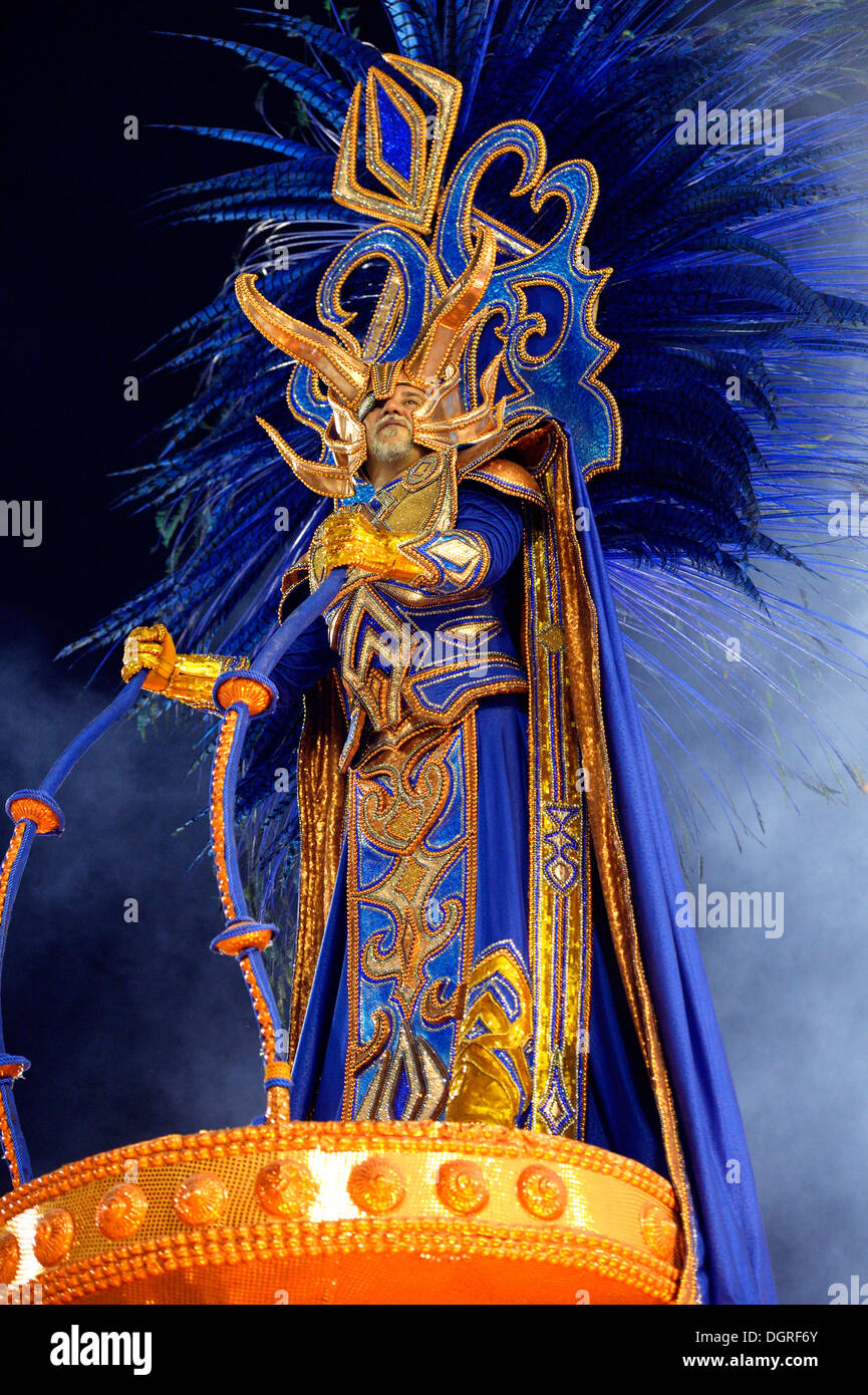 Brasil, Rio de Janeiro, Carnival, Samba dancer in costume Stock Photo ...