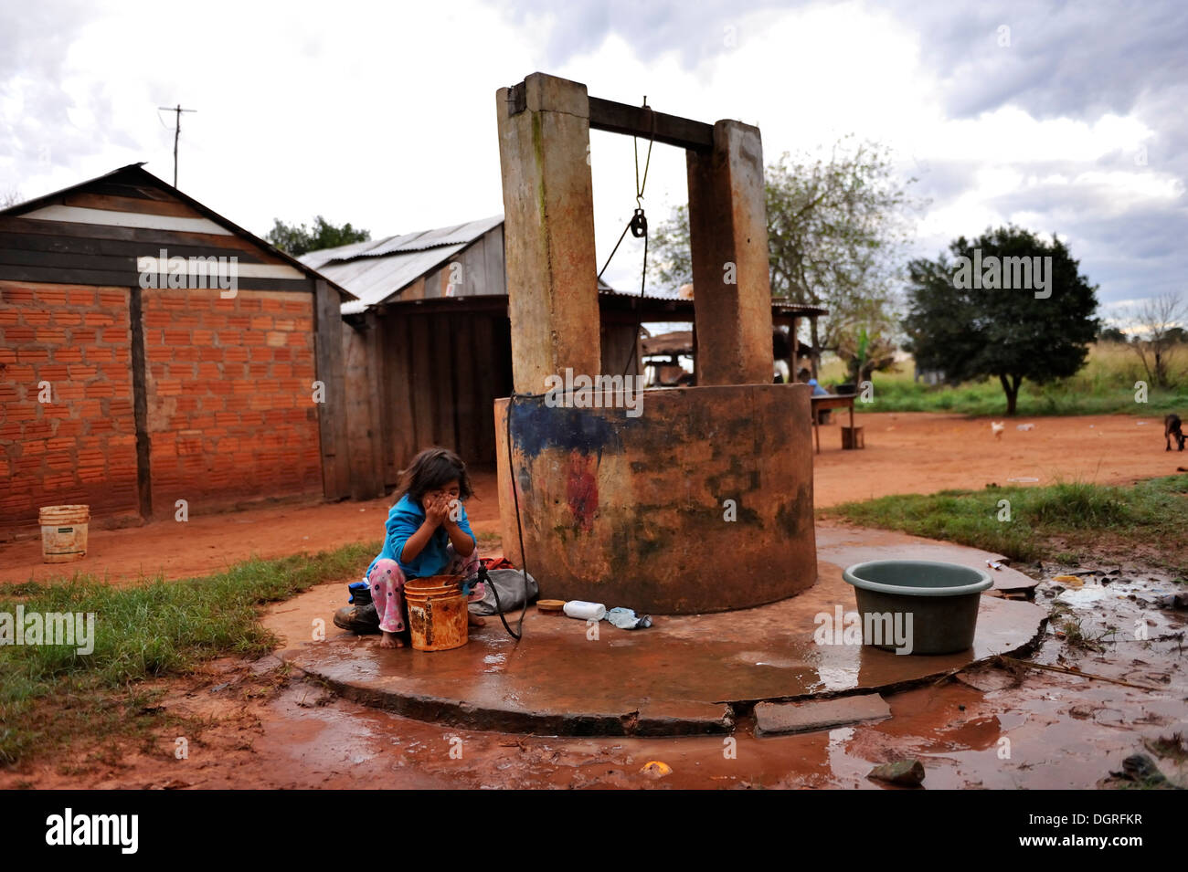 Child washing face indigenous hi-res stock photography and images - Alamy