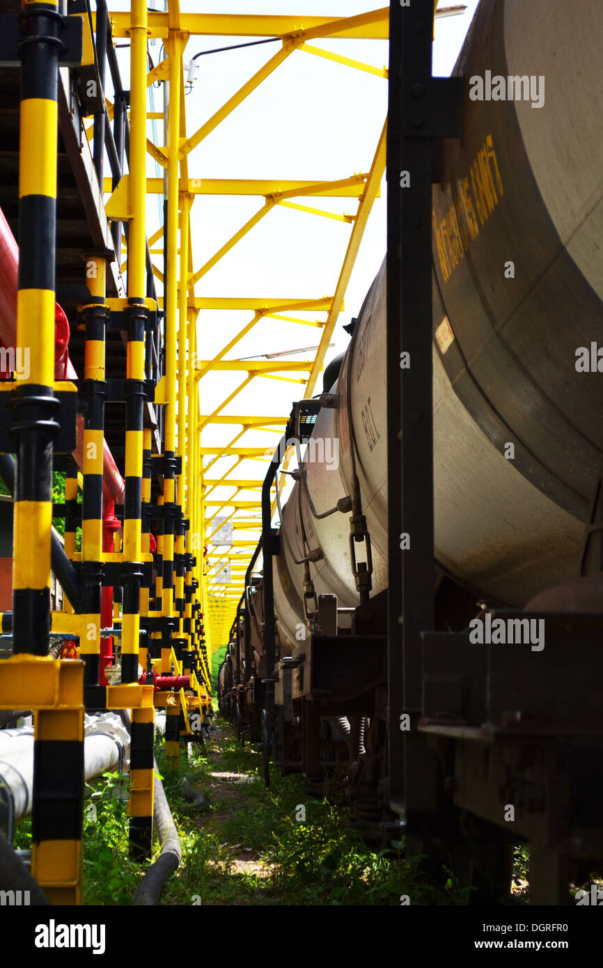 Yellow structure hi-res stock photography and images - Alamy