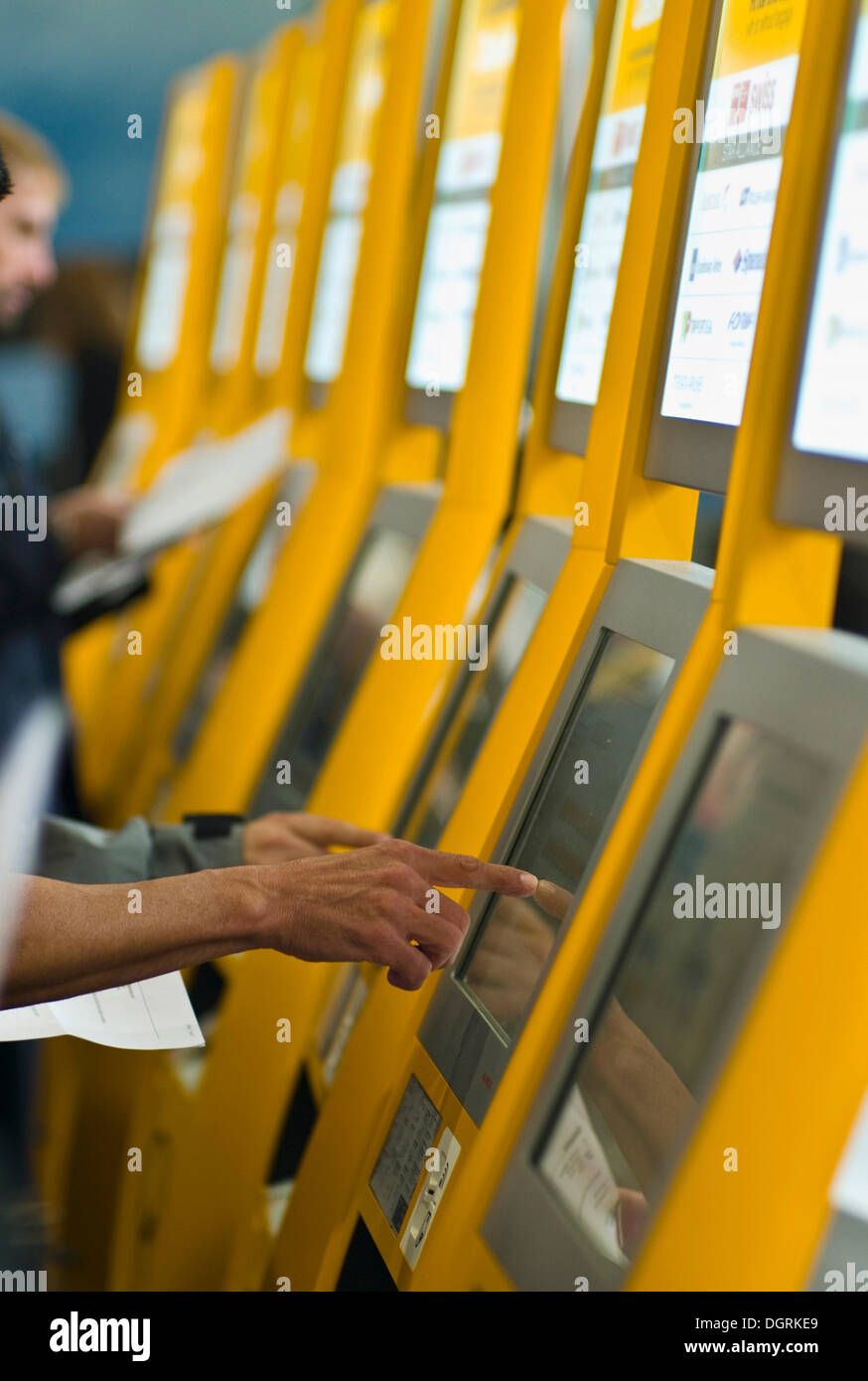 Check in process hi-res stock photography and images - Alamy