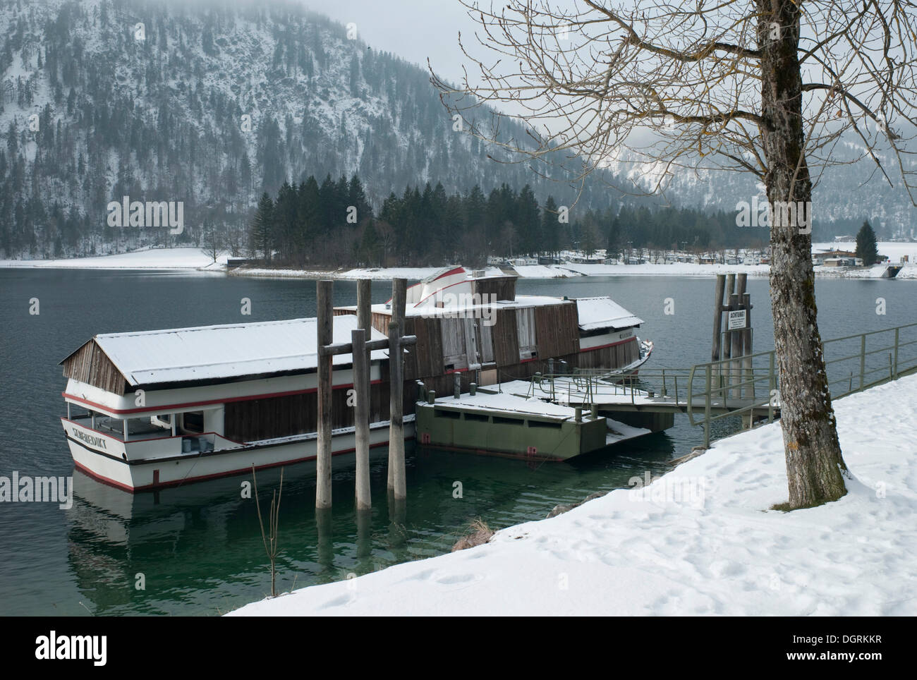 How to dock a boat hi-res stock photography and images - Alamy