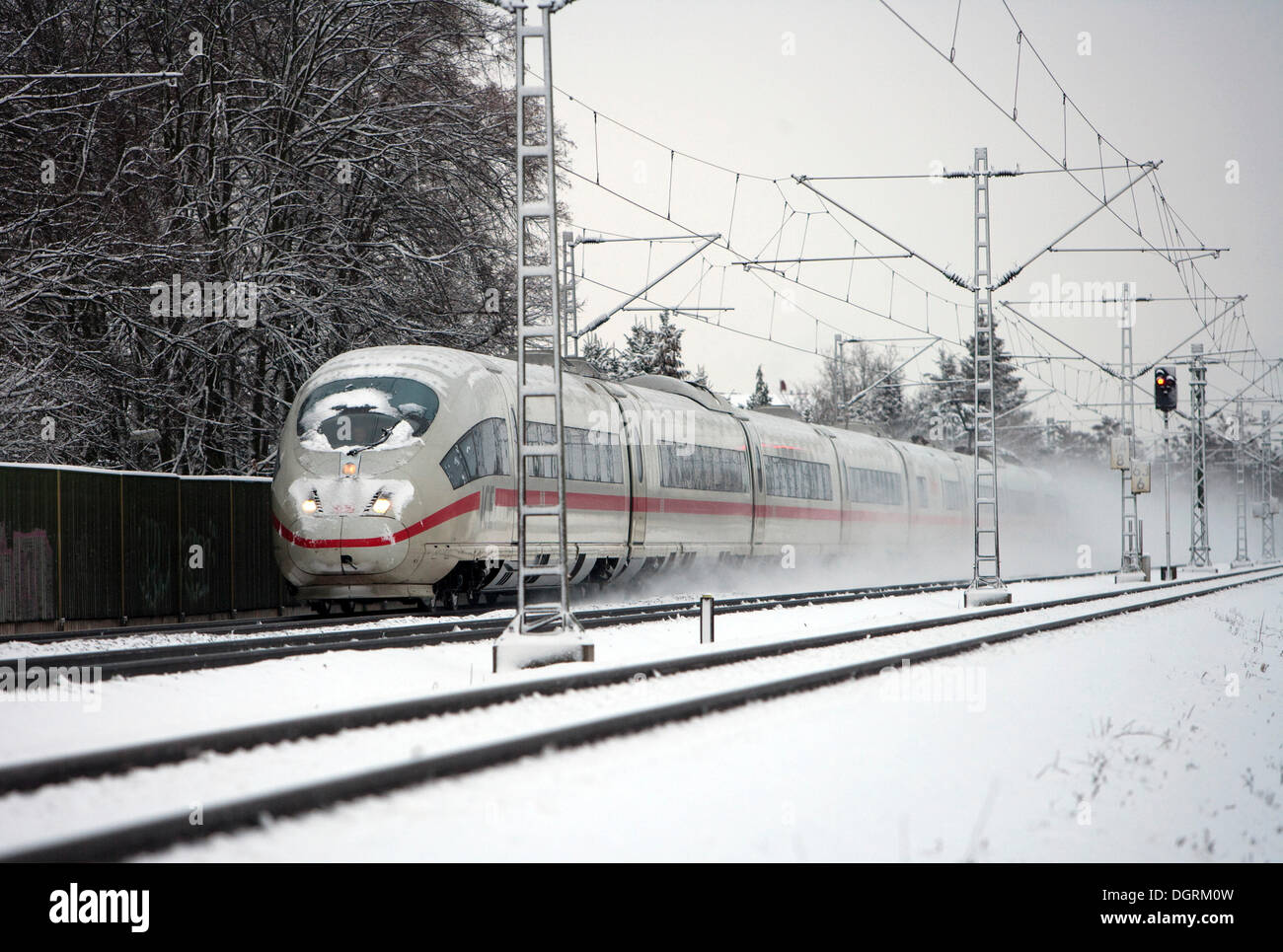 Train of the German Federal Railroad in the snow, Muehlheim, Hesse ...