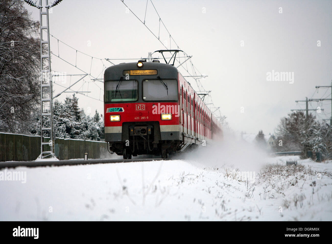 Train of the German Federal Railroad in the snow, Muehlheim, Hesse ...