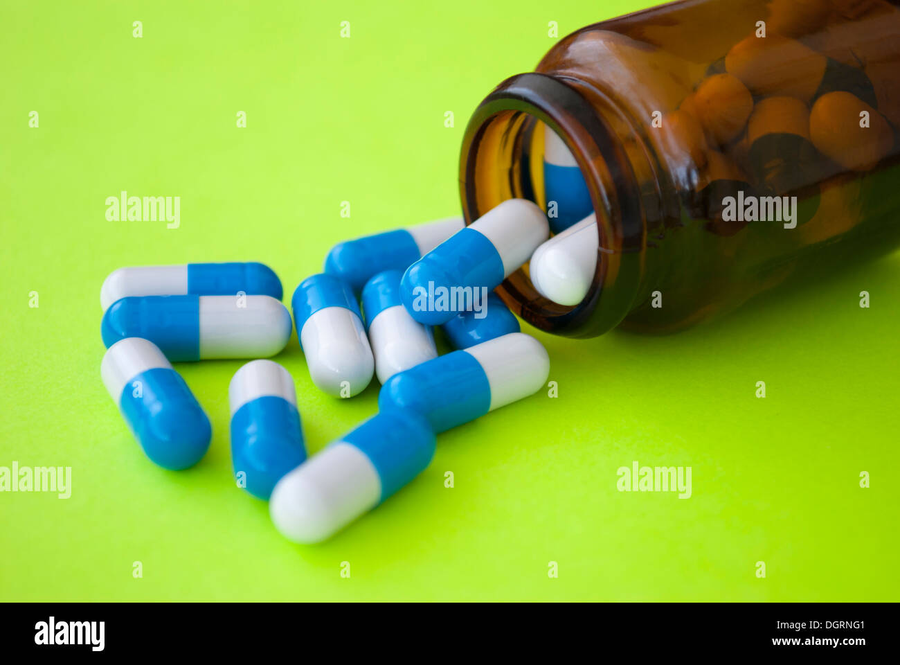 Open pill bottle hi-res stock photography and images - Alamy