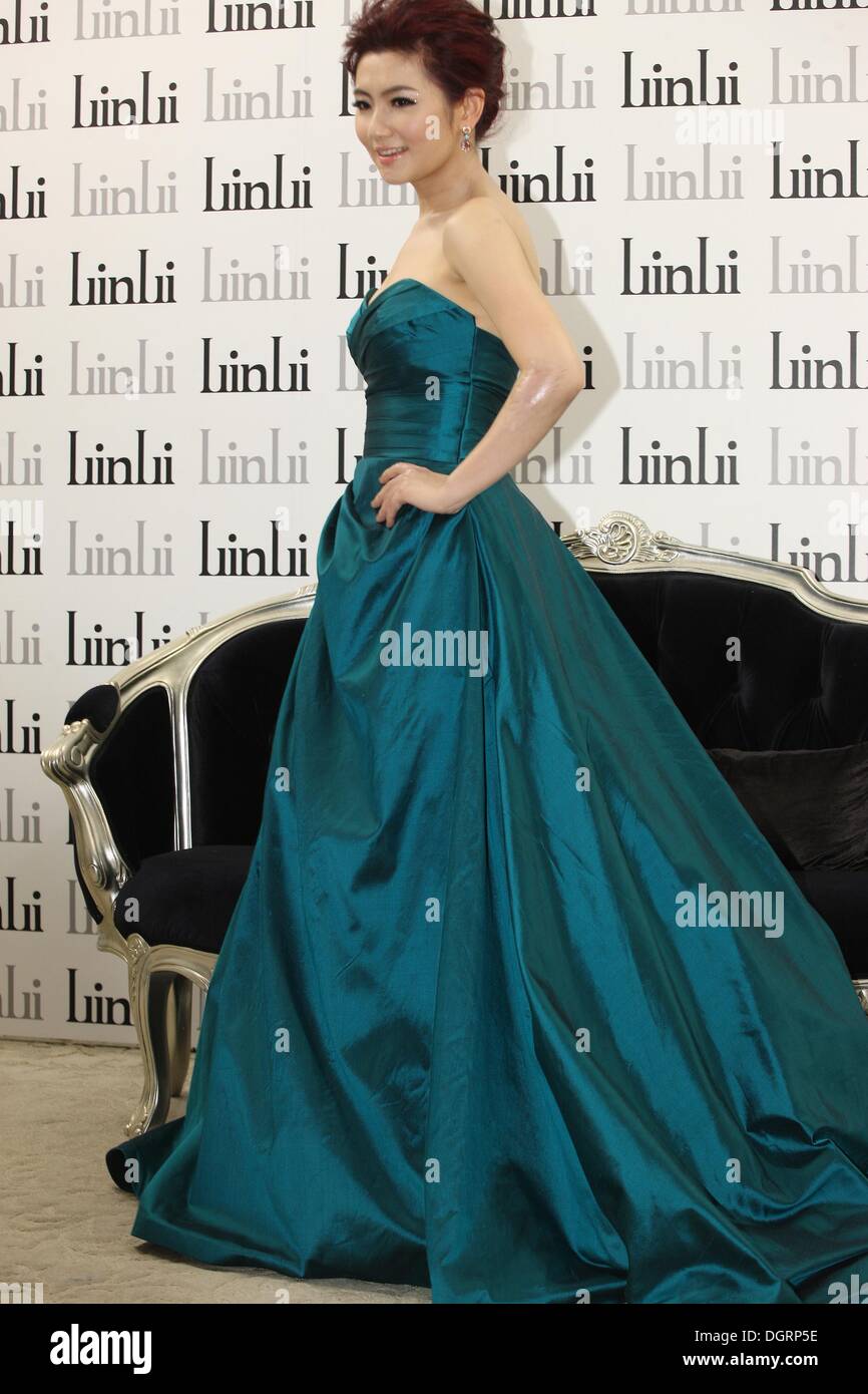 Taipai, China. 23rd Oct, 2013. Singer Selina set her makeup for Golden ...