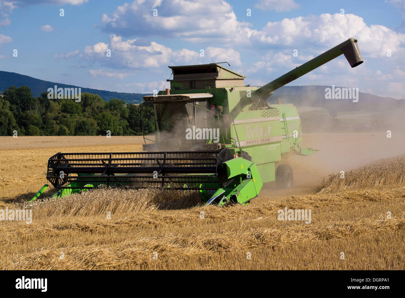 Combine harvester working in a wheat field, Buttlar, Buttlar, Thuringia ...