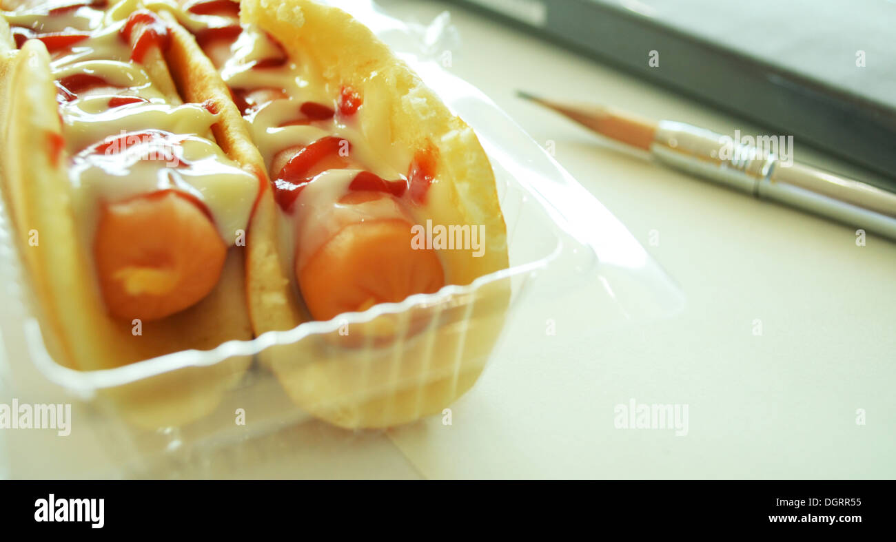 Breakfast in the office lifestyle Stock Photo - Alamy