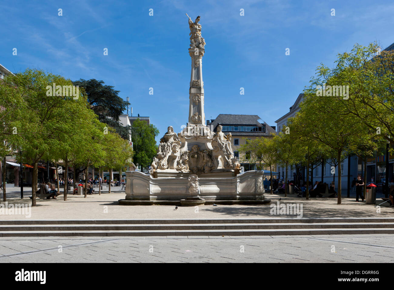 Sankt Georgsbrunnen fountain, Kornmarkt square, Trier, Rhineland ...