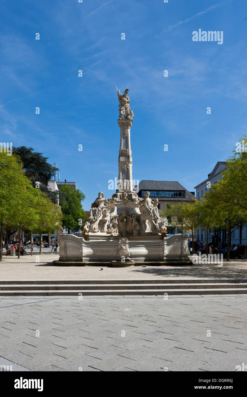 Sankt Georgsbrunnen fountain, Kornmarkt square, Trier, Rhineland ...
