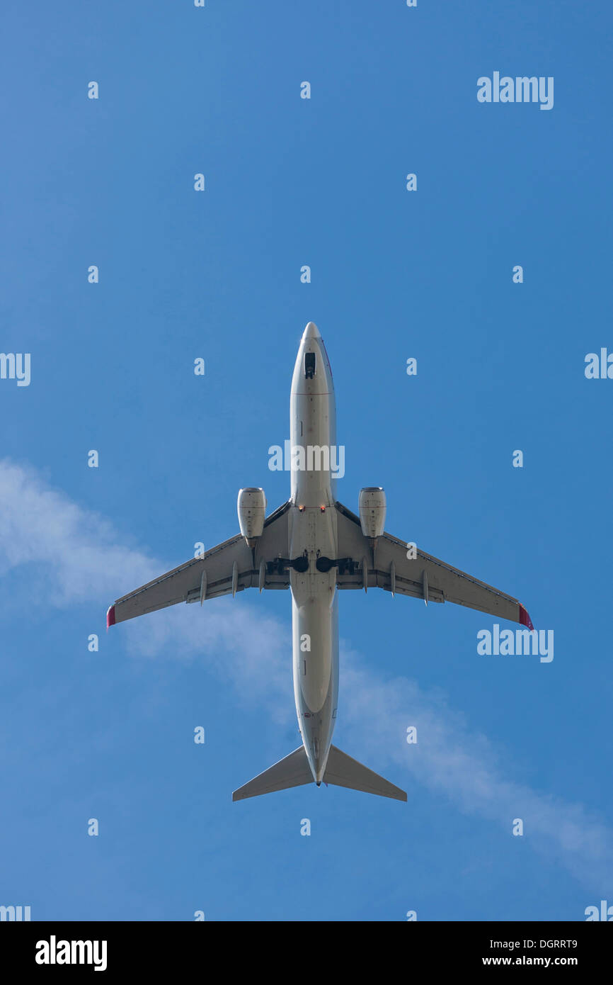 Airbus 320 from below hi-res stock photography and images - Alamy