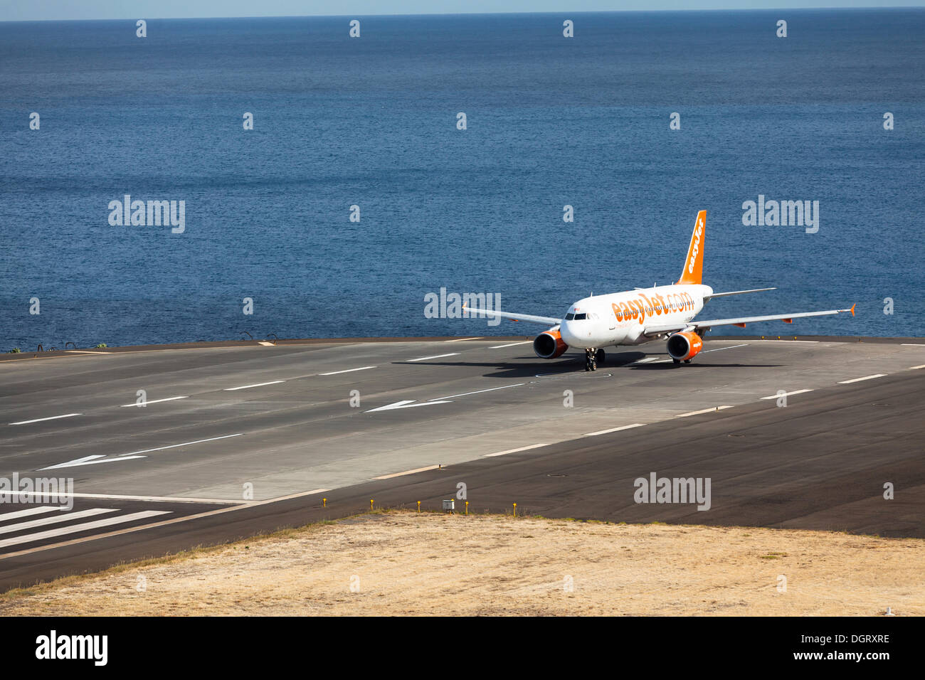 Airbus from easyjet.com preparing for takeoff at Madeira Airport, LPMA ...