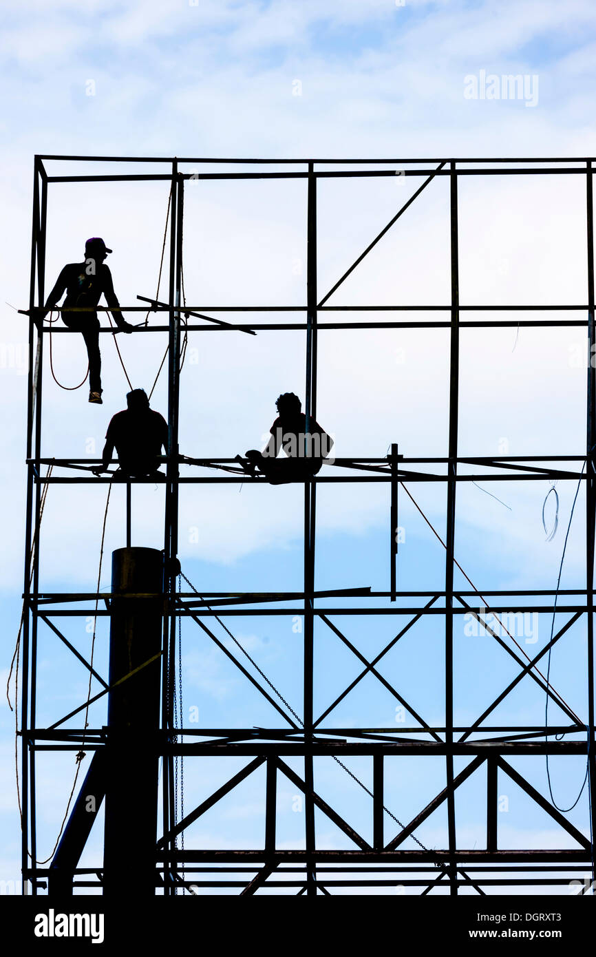 Workers assemble scaffold hi-res stock photography and images - Alamy