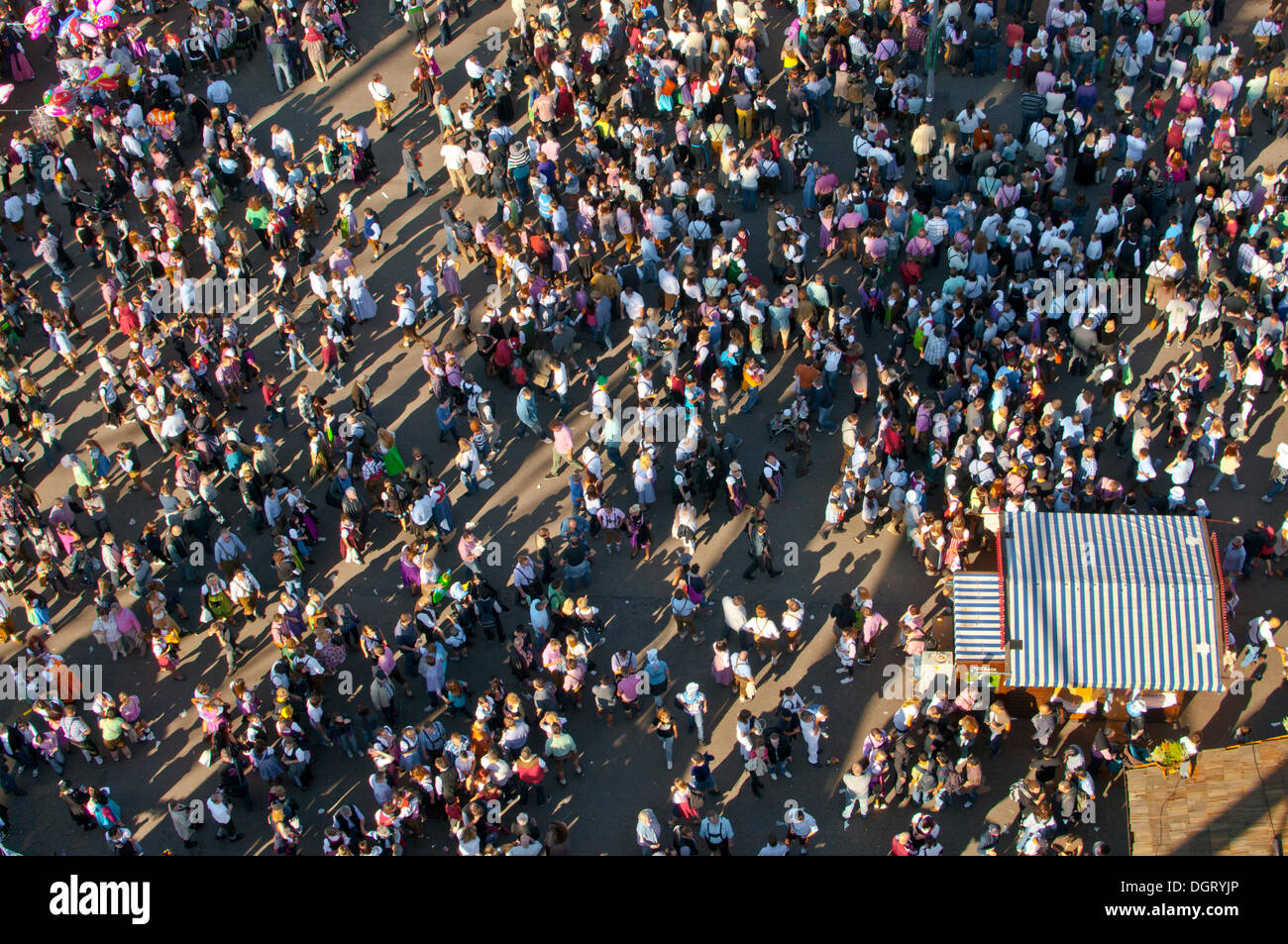 Crowd aerial view hi-res stock photography and images - Alamy