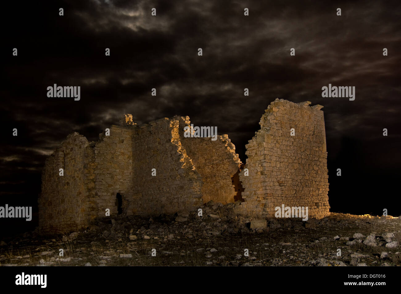 Demolished castle hi-res stock photography and images - Alamy