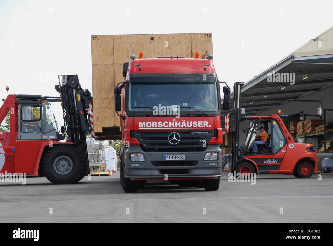 A large goods vehicle hi-res stock photography and images - Alamy