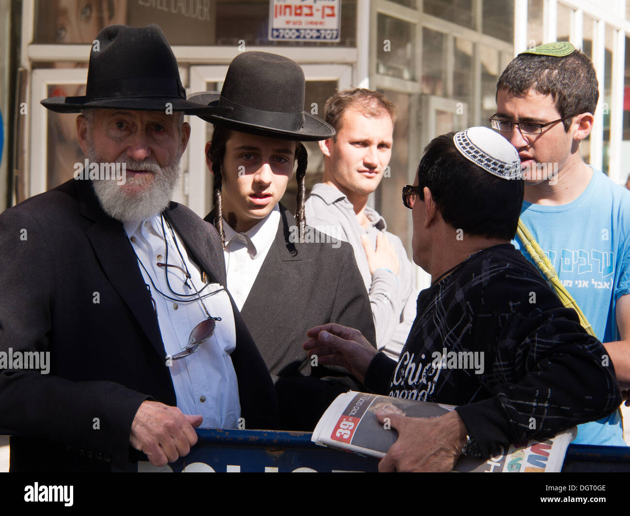 Jerusalem, Israel. 25th Oct, 2013. Mostly right-wing, Jewish, religious ...