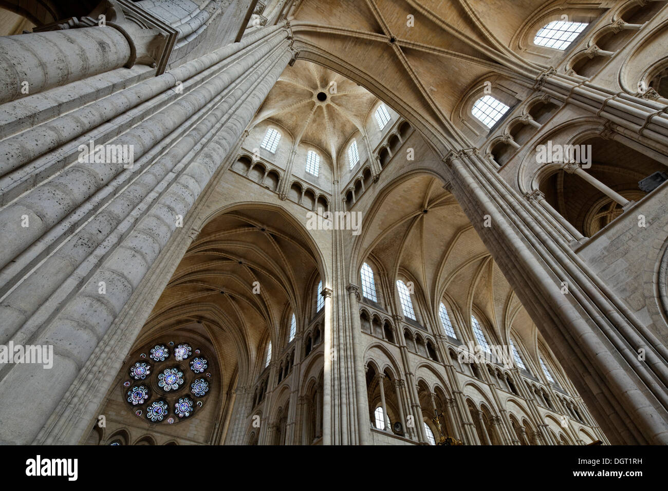 Laon Cathedral, pillars and the dome over the transept, Laon, Via ...