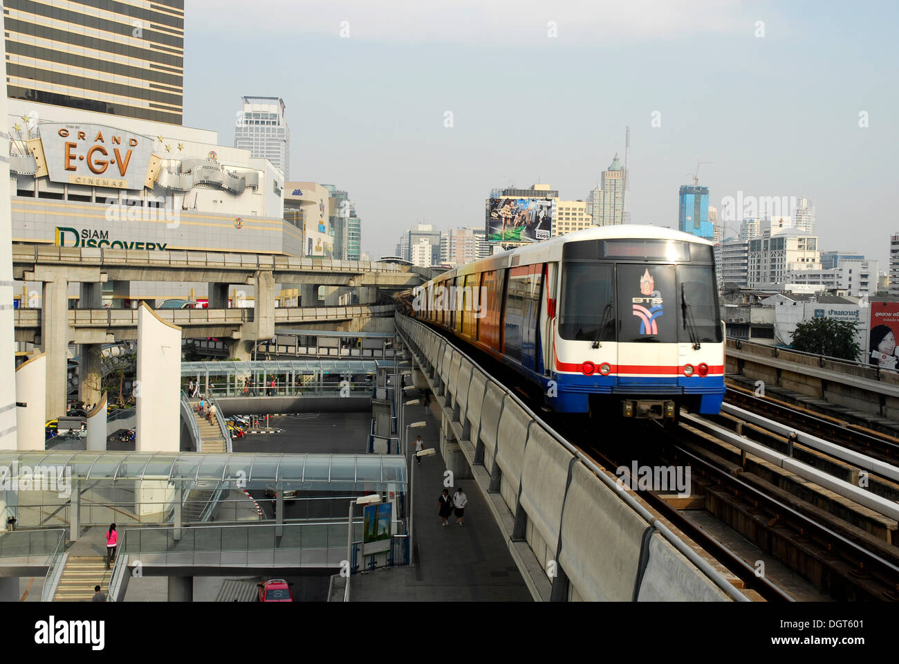Sky Train viaduct, Skytrain bridge at the Siam Discovery Center ...