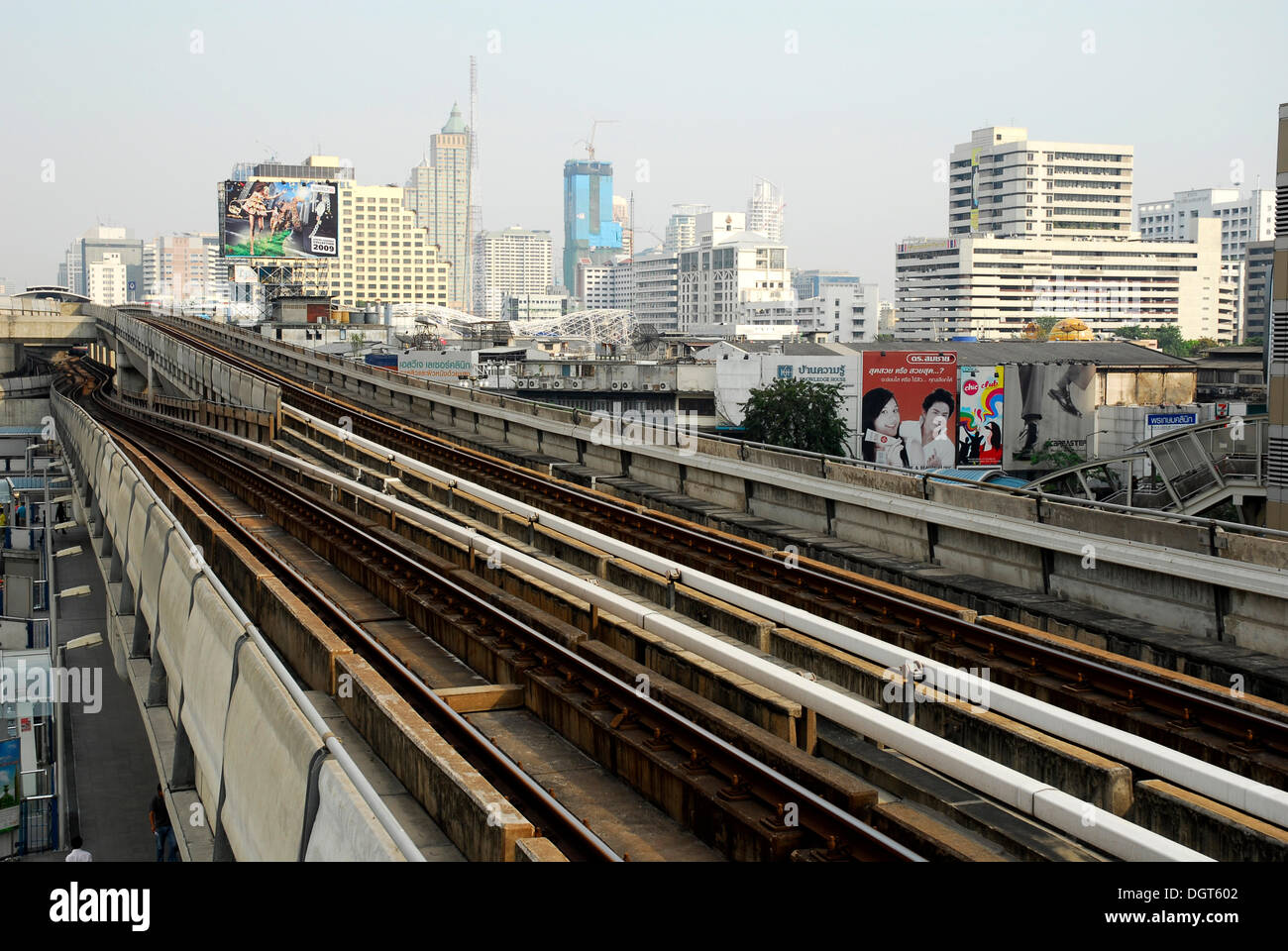 Sky Train viaduct, Skytrain bridge at the Siam Discovery Center ...