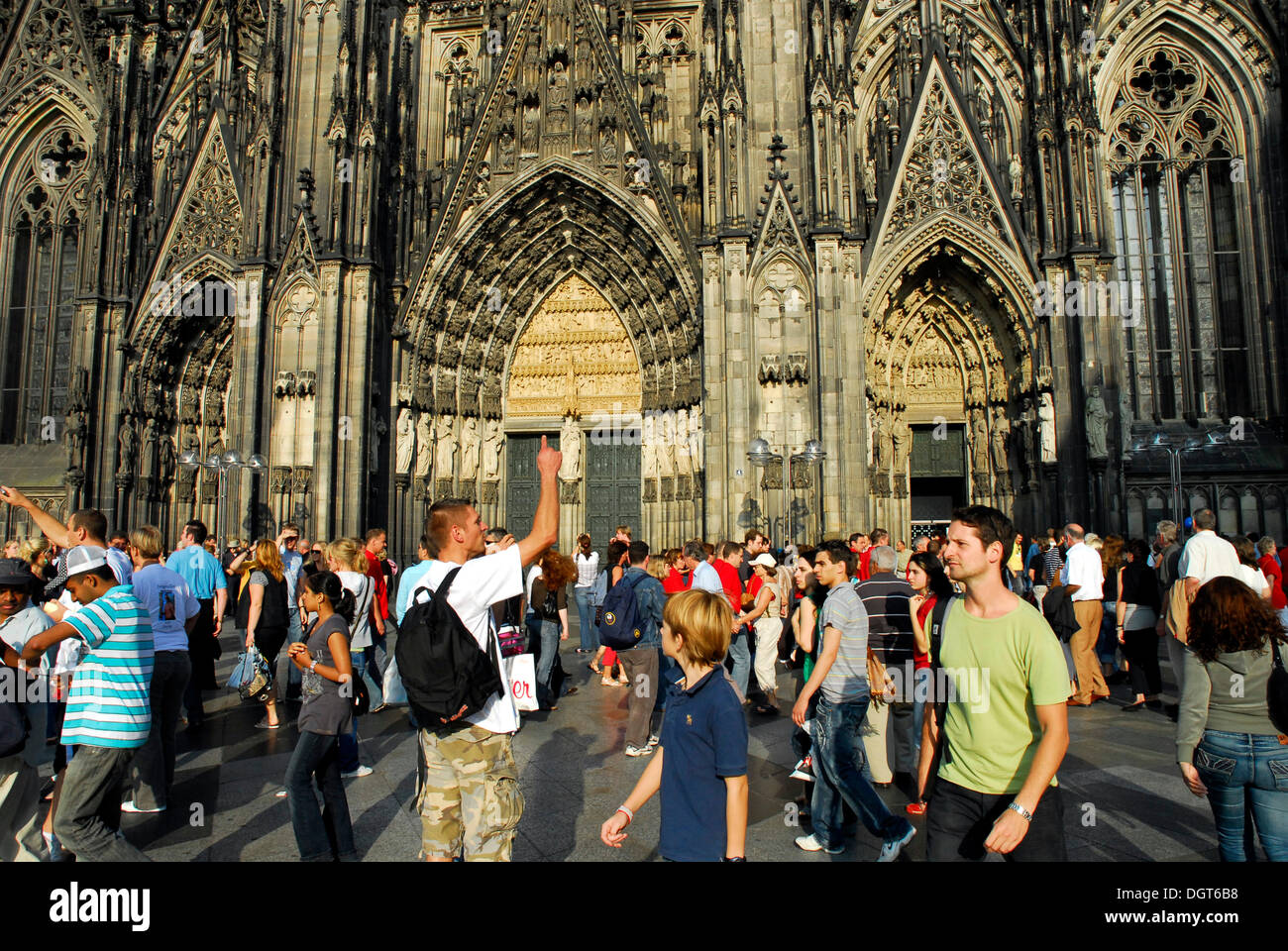 People at the main entrance, Cologne cathedral, cathedral square ...