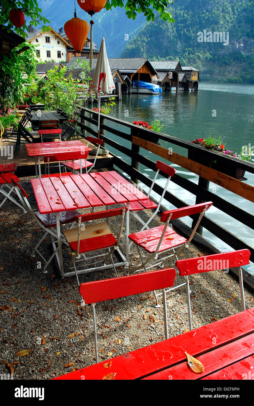 Cafe terrace at the Hallstaetter See, Lake Hallstatt, Hallstatt, UNESCO ...