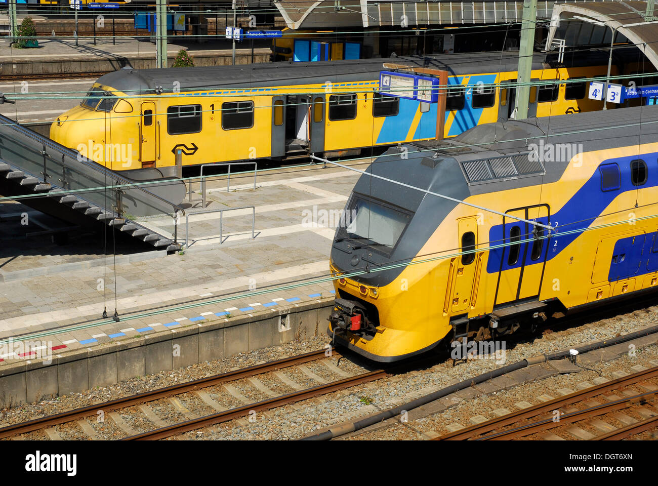 Yellow trains hi-res stock photography and images - Alamy