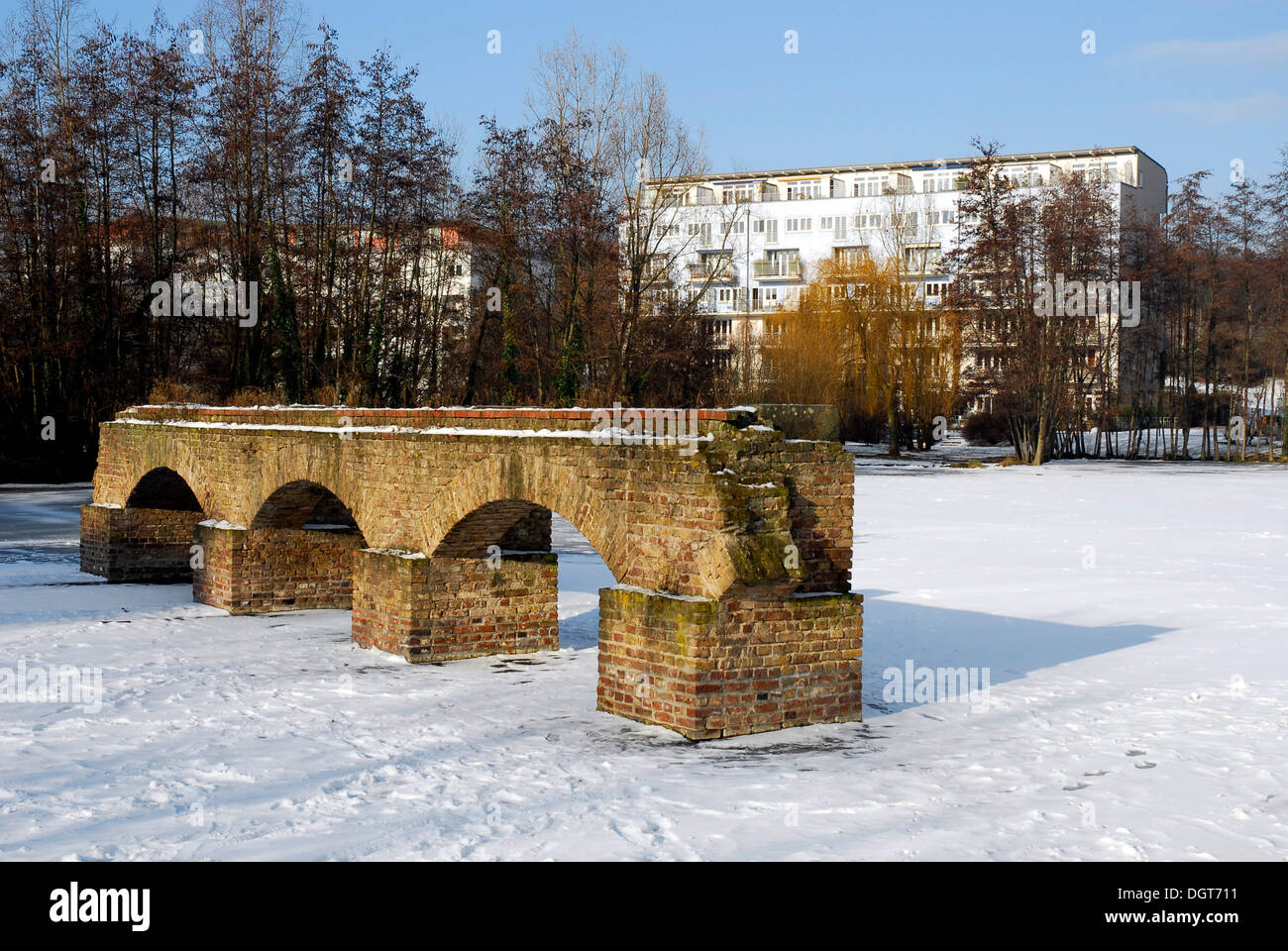 Old viaduct hi-res stock photography and images - Alamy