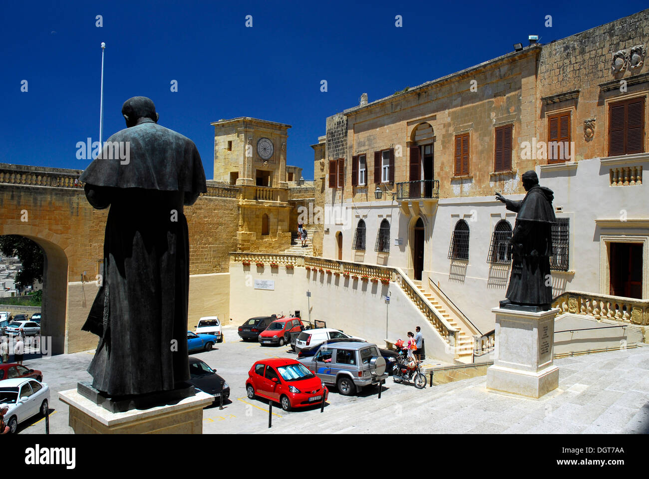 Statues, clock tower and the courts of justice buildings inside the ...