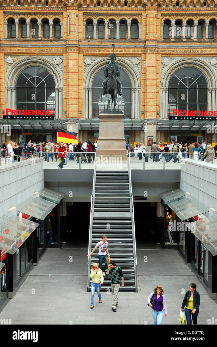 Main train station and shopping mall on Ernst-August-Platz square ...