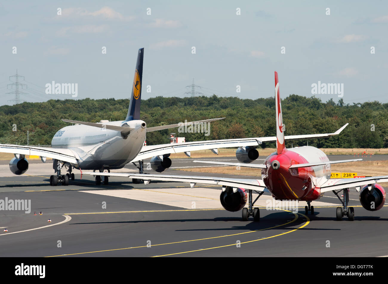 Jet airliners hi-res stock photography and images - Alamy