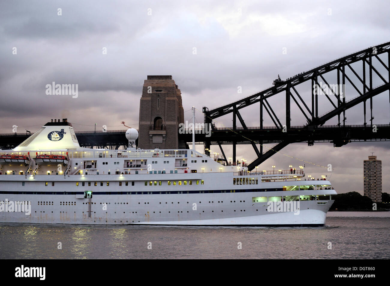 Evening mood, cruise ship in front of the Pylon Lookout of the Sydney ...