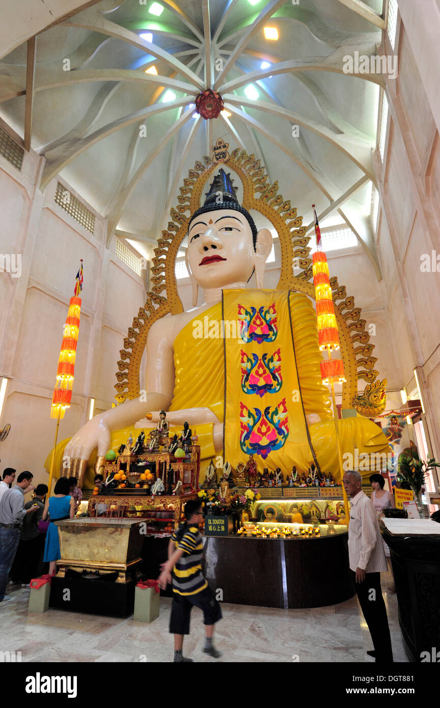 Buddha statue in the Sakya Muni Buddha Gaya Temple, the Temple of 1000 ...