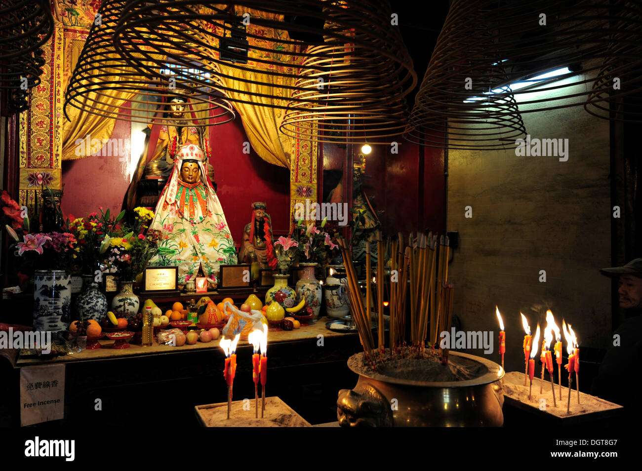 Statues of deities in chinese temples hi-res stock photography and ...