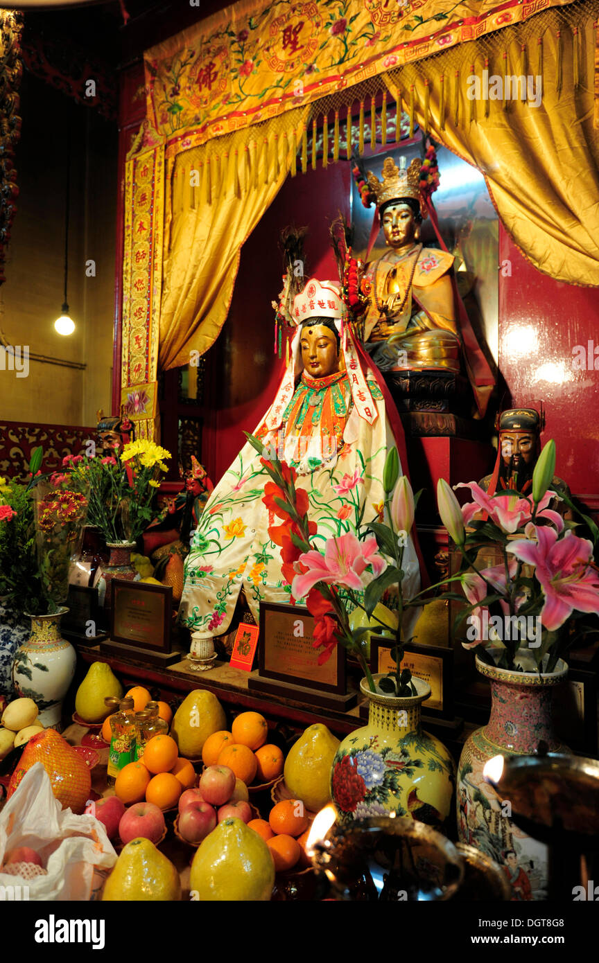 Statues of deities in chinese temples hi-res stock photography and ...