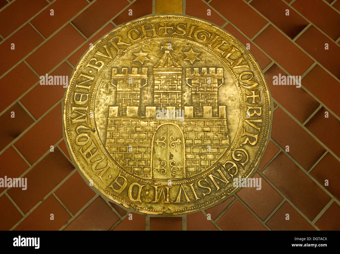 Plaque in the ground with the coat of arms of Hamburg, arcade in the ...