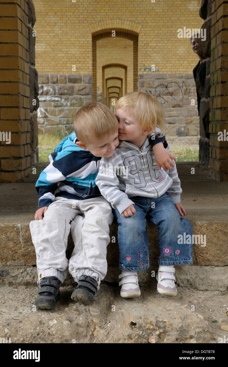 Sister hugging younger brother hi-res stock photography and images - Alamy