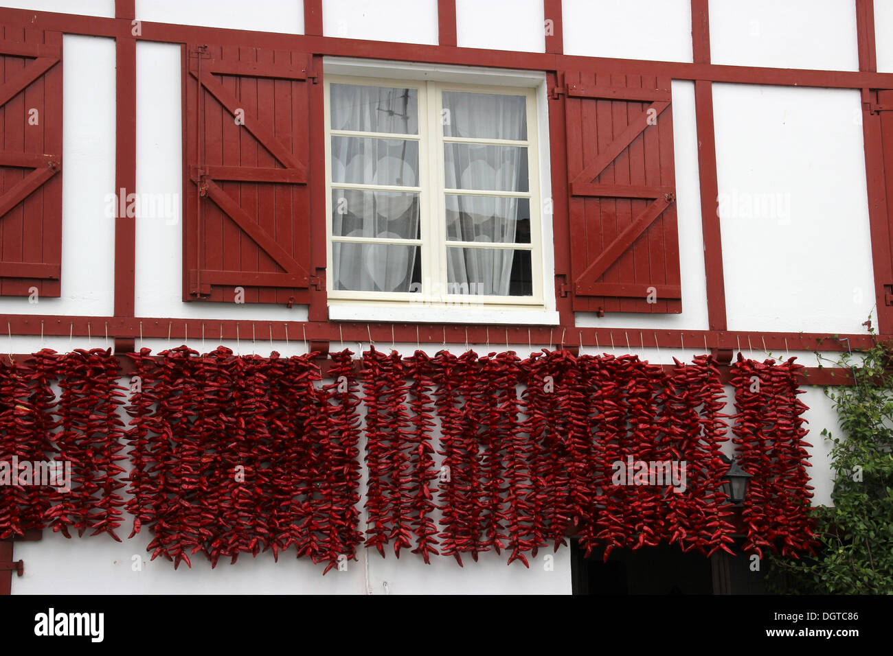 Espelette hi-res stock photography and images - Alamy