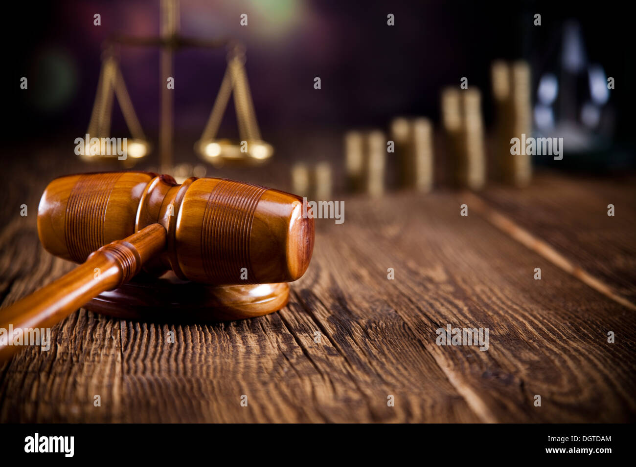 Judges gavel scales courthouse hi-res stock photography and images - Alamy