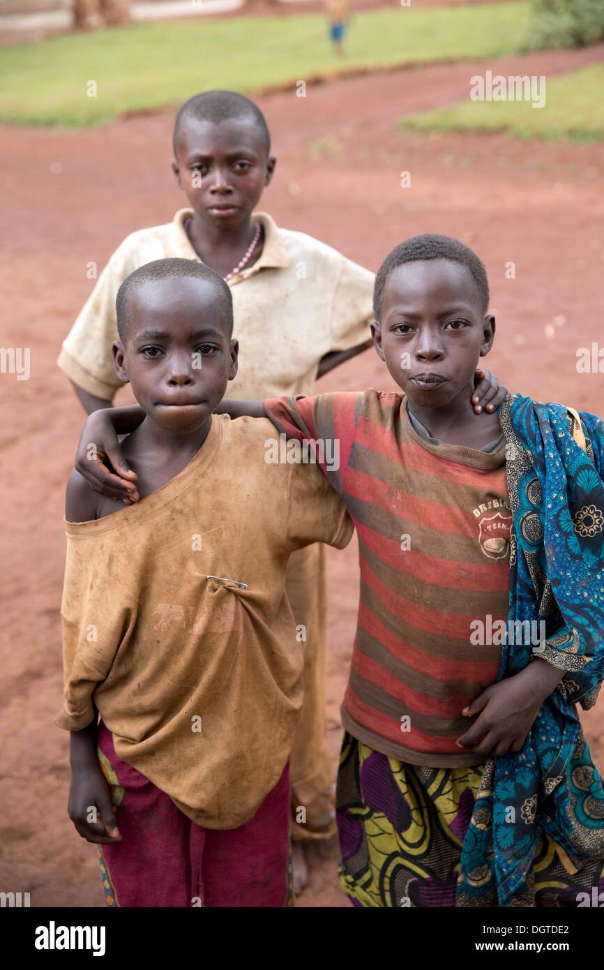 Kayanza, Burundi. 23rd Sep, 2013. Children wait outside a health center ...