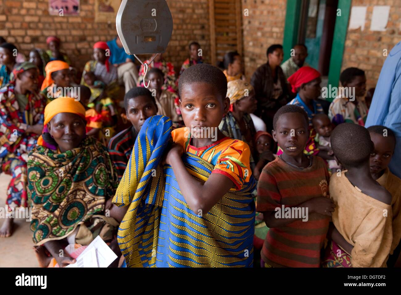 Kayanza, Burundi. 23rd Sep, 2013. Parents and their children wait at a ...
