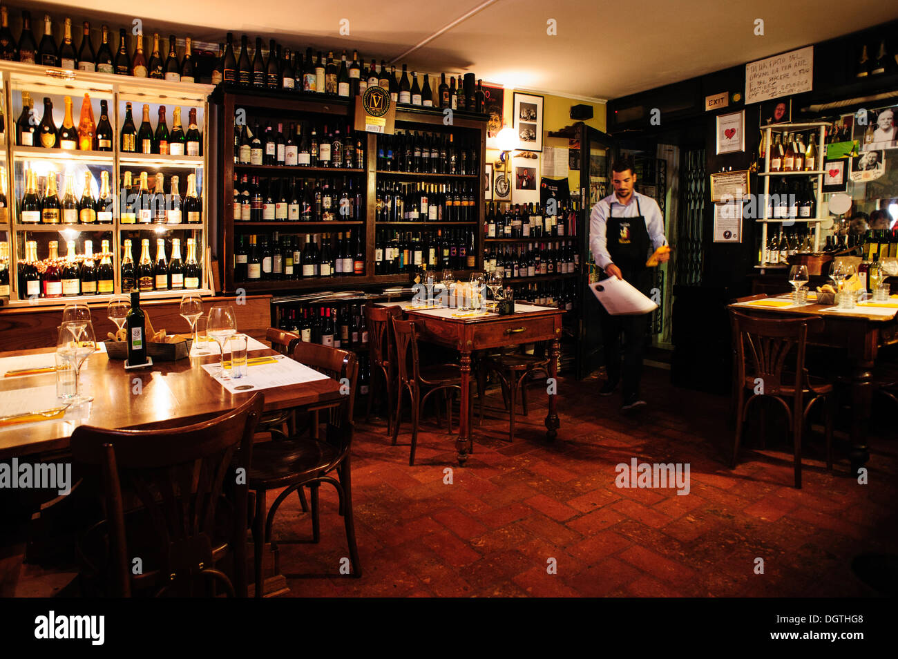 Italian waiters italy restaurant hi-res stock photography and images ...